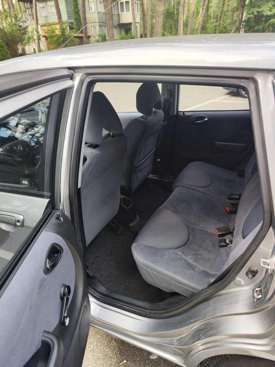Grey Honda Jazz 2007 in Kaunas, with an engine capacity of 1.34 L and mileage of 142 thousand km for 2600 €, photo 16 on AUTOMOTO.COM.LV