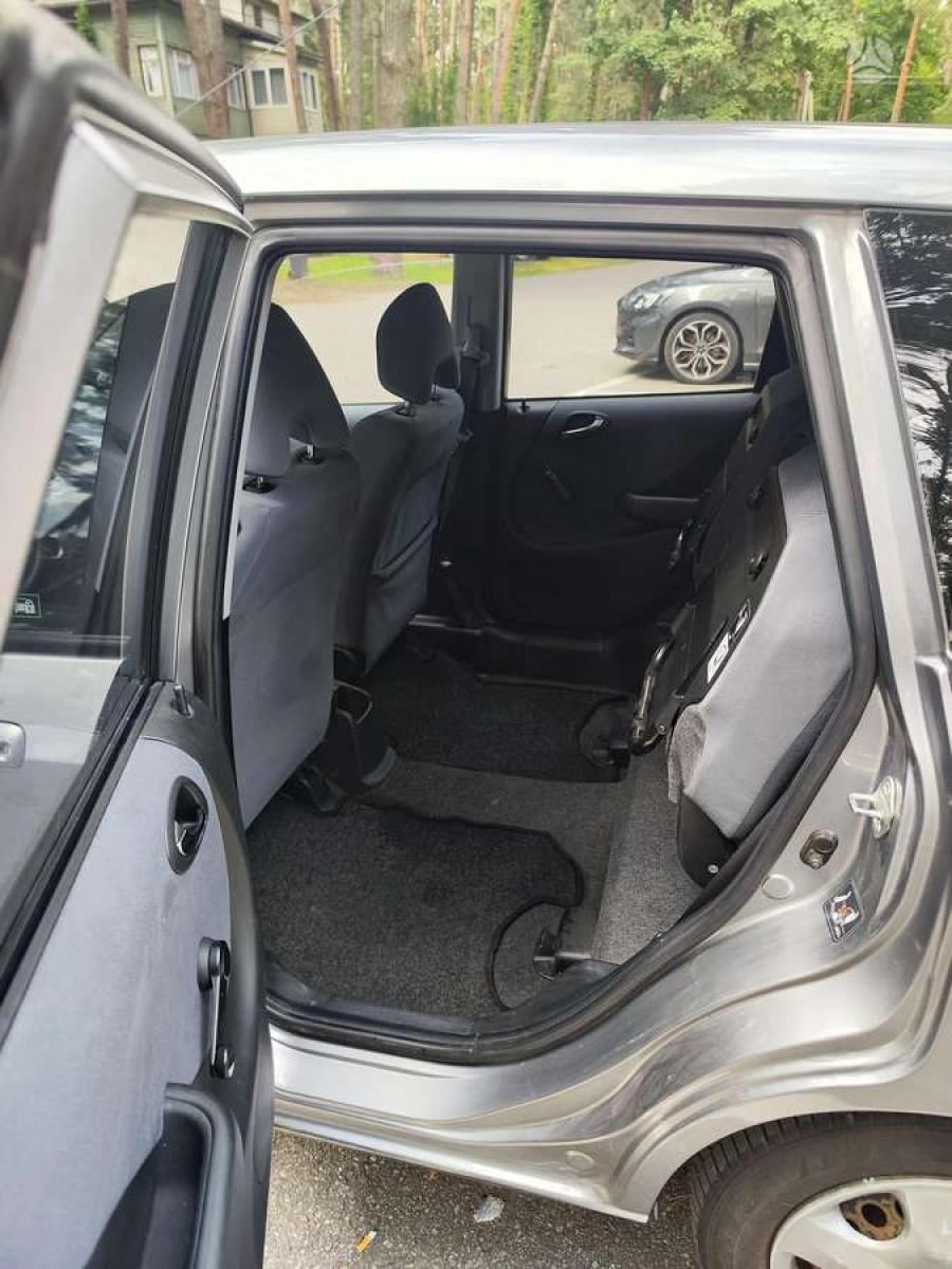 Grey Honda Jazz 2007 in Kaunas, with an engine capacity of 1.34 L and mileage of 142 thousand km for 2600 €, photo 17 on AUTOMOTO.COM.LV