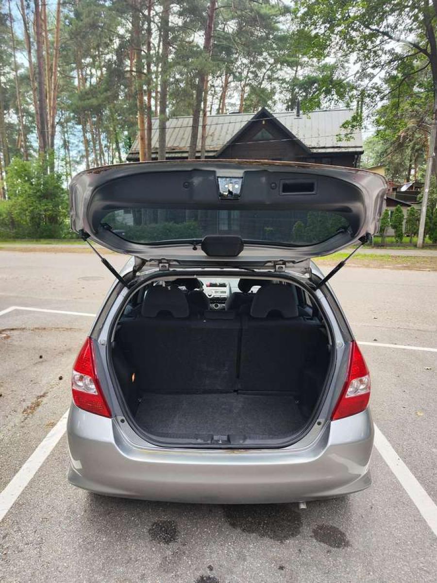 Grey Honda Jazz 2007 in Kaunas, with an engine capacity of 1.34 L and mileage of 142 thousand km for 2600 €, photo 19 on AUTOMOTO.COM.LV