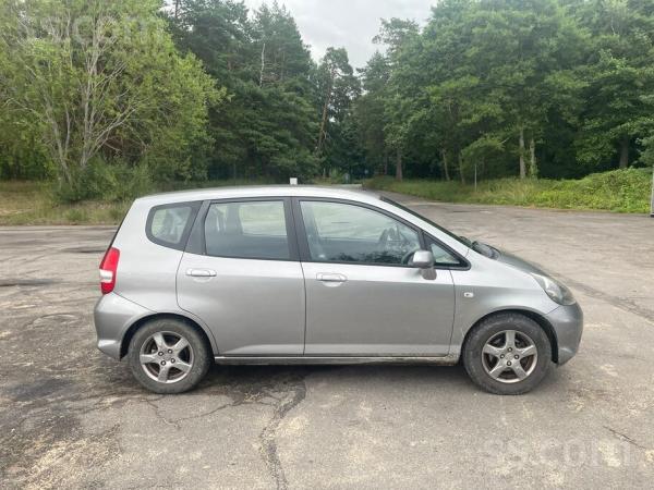 Pelēks Honda Jazz 2007 Rīga, ar dzinēja tilpumu 1.30 L un nobraukumu 183 tūkst. km par 1600 €, foto 6 vietnē AUTOMOTO.COM.LV