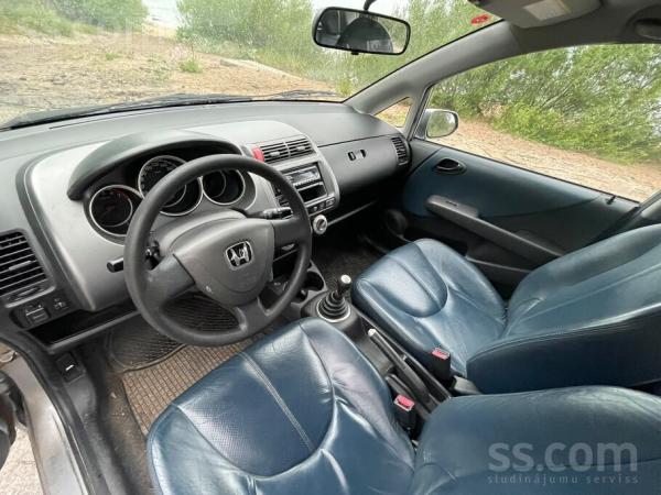 Pelēks Honda Jazz 2007 Rīga, ar dzinēja tilpumu 1.30 L un nobraukumu 183 tūkst. km par 1600 €, foto 7 vietnē AUTOMOTO.COM.LV