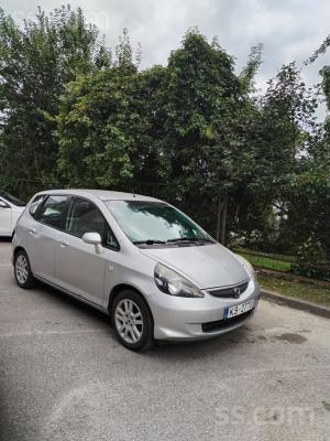 Pelēks Honda Jazz 2007 Rīga, ar dzinēja tilpumu 1.30 L un nobraukumu 200 tūkst. km par 1349 €, foto  vietnē AUTOMOTO.COM.LV