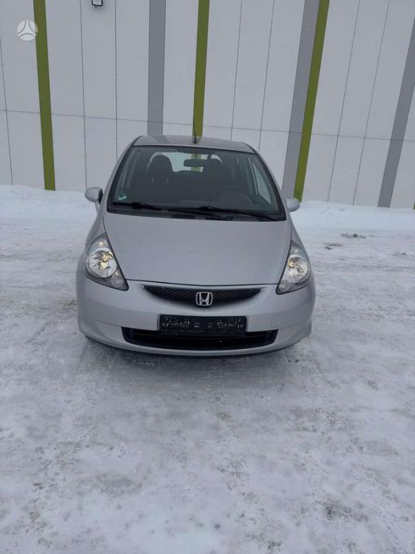 Grey Honda Jazz 2008 in Raseiniai, with an engine capacity of 1.25 L and mileage of 62 thousand km for 2600 €, photo 1 on AUTOMOTO.COM.LV