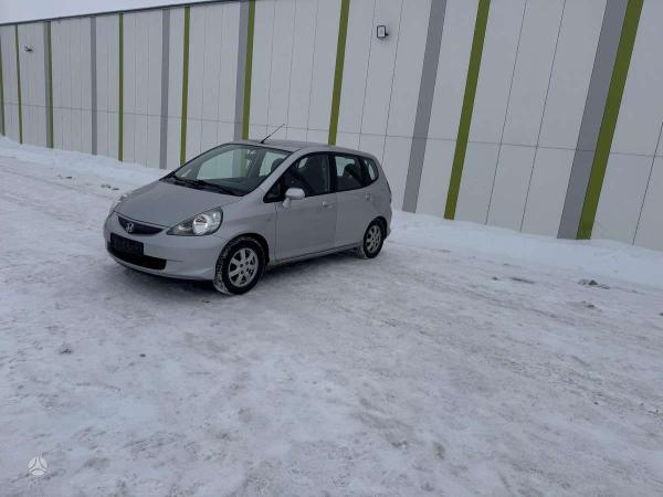 Grey Honda Jazz 2008 in Raseiniai, with an engine capacity of 1.25 L and mileage of 62 thousand km for 2600 €, photo 2 on AUTOMOTO.COM.LV