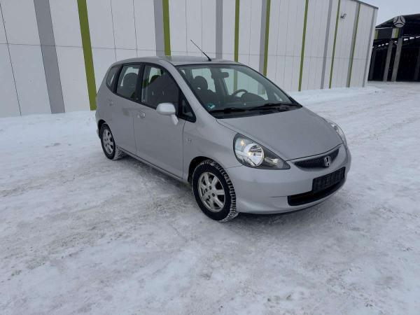 Grey Honda Jazz 2008 in Raseiniai, with an engine capacity of 1.25 L and mileage of 62 thousand km for 2600 €, photo 4 on AUTOMOTO.COM.LV