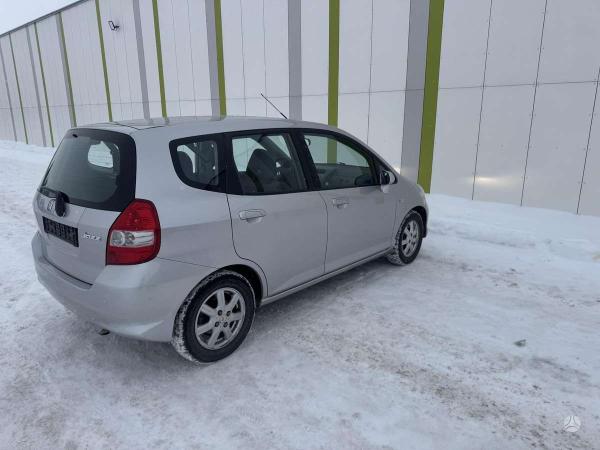 Grey Honda Jazz 2008 in Raseiniai, with an engine capacity of 1.25 L and mileage of 62 thousand km for 2600 €, photo 6 on AUTOMOTO.COM.LV