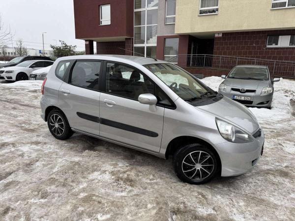 Grey Honda Jazz 2008 in Vilnius, with an engine capacity of 1.30 L and mileage of 180 thousand km for 2450 €, photo 2 on AUTOMOTO.COM.LV