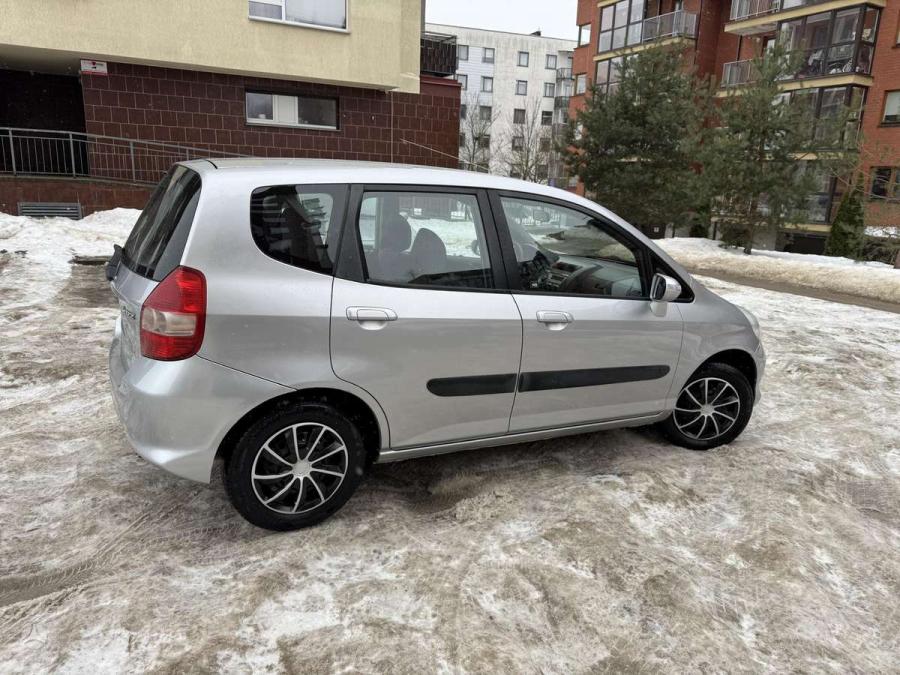 Grey Honda Jazz 2008 in Vilnius, with an engine capacity of 1.30 L and mileage of 180 thousand km for 2450 €, photo 5 on AUTOMOTO.COM.LV