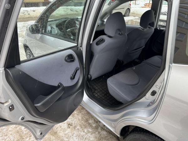 Grey Honda Jazz 2008 in Vilnius, with an engine capacity of 1.30 L and mileage of 180 thousand km for 2450 €, photo 11 on AUTOMOTO.COM.LV