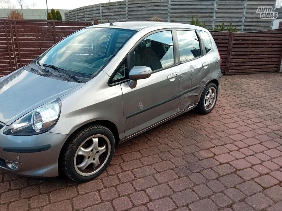 Grey Honda Jazz 2008 in Marijampole, with an engine capacity of 1.30 L and mileage of 136 thousand km for 2500 €, photo 1 on AUTOMOTO.COM.LV