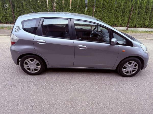 Pelēks Honda Jazz 2009 Viļņa, ar dzinēja tilpumu 1.20 L un nobraukumu 236 tūkst. km par 2150 €, foto 4 vietnē AUTOMOTO.COM.LV