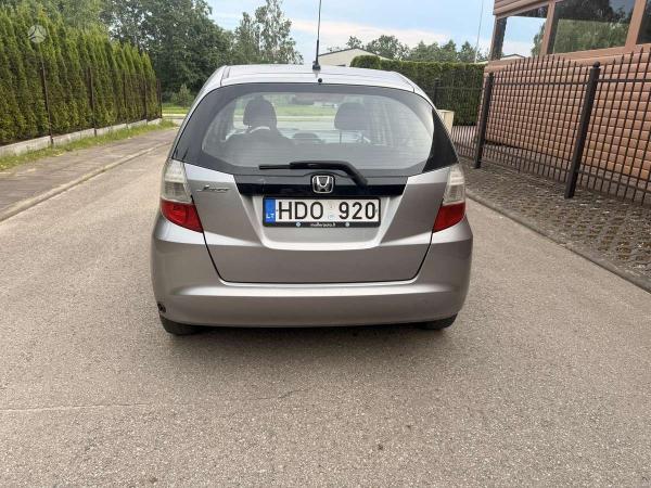 Pelēks Honda Jazz 2009 Viļņa, ar dzinēja tilpumu 1.20 L un nobraukumu 236 tūkst. km par 2150 €, foto 7 vietnē AUTOMOTO.COM.LV