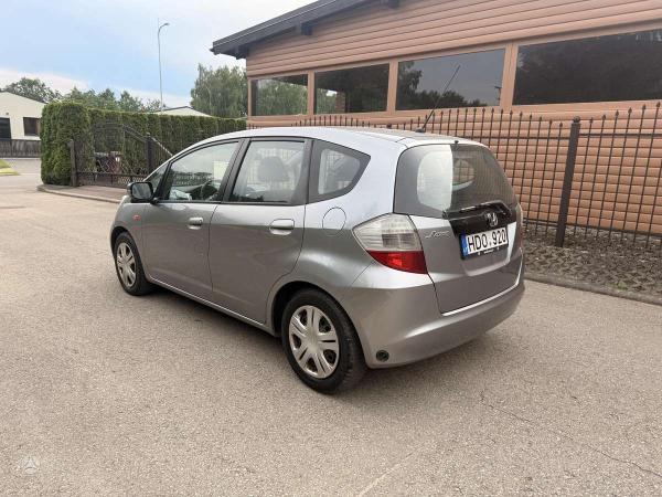 Pelēks Honda Jazz 2009 Viļņa, ar dzinēja tilpumu 1.20 L un nobraukumu 236 tūkst. km par 2150 €, foto 8 vietnē AUTOMOTO.COM.LV