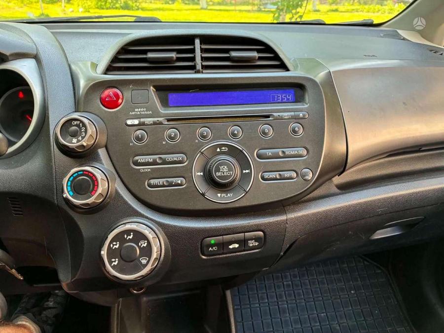 Pelēks Honda Jazz 2009 Viļņa, ar dzinēja tilpumu 1.20 L un nobraukumu 236 tūkst. km par 2150 €, foto 18 vietnē AUTOMOTO.COM.LV