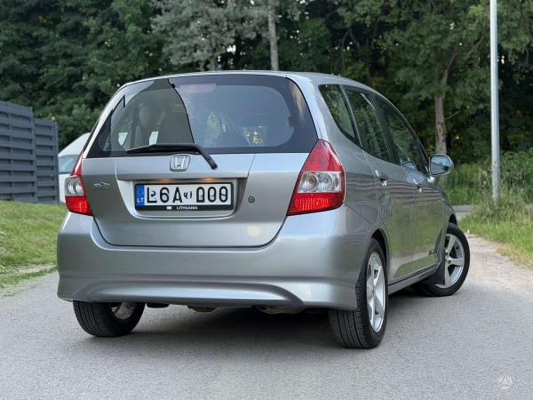 Pelēks Honda Jazz 2009 Viļņa, ar dzinēja tilpumu 1.50 L un nobraukumu 142 tūkst. km par 1950 €, foto 2 vietnē AUTOMOTO.COM.LV