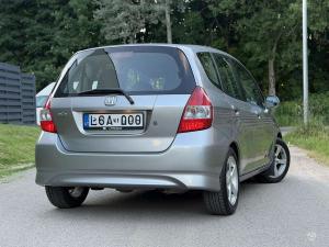 Pelēks Honda Jazz 2009 Viļņa, ar dzinēja tilpumu 1.50 L un nobraukumu 142 tūkst. km par 1950 €, foto 3 vietnē AUTOMOTO.COM.LV