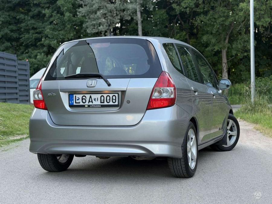 Pelēks Honda Jazz 2009 Viļņa, ar dzinēja tilpumu 1.50 L un nobraukumu 142 tūkst. km par 1950 €, foto 3 vietnē AUTOMOTO.COM.LV