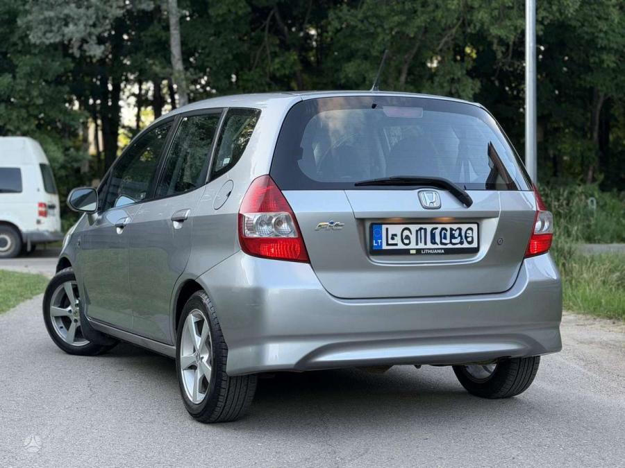 Pelēks Honda Jazz 2009 Viļņa, ar dzinēja tilpumu 1.50 L un nobraukumu 142 tūkst. km par 1950 €, foto 5 vietnē AUTOMOTO.COM.LV