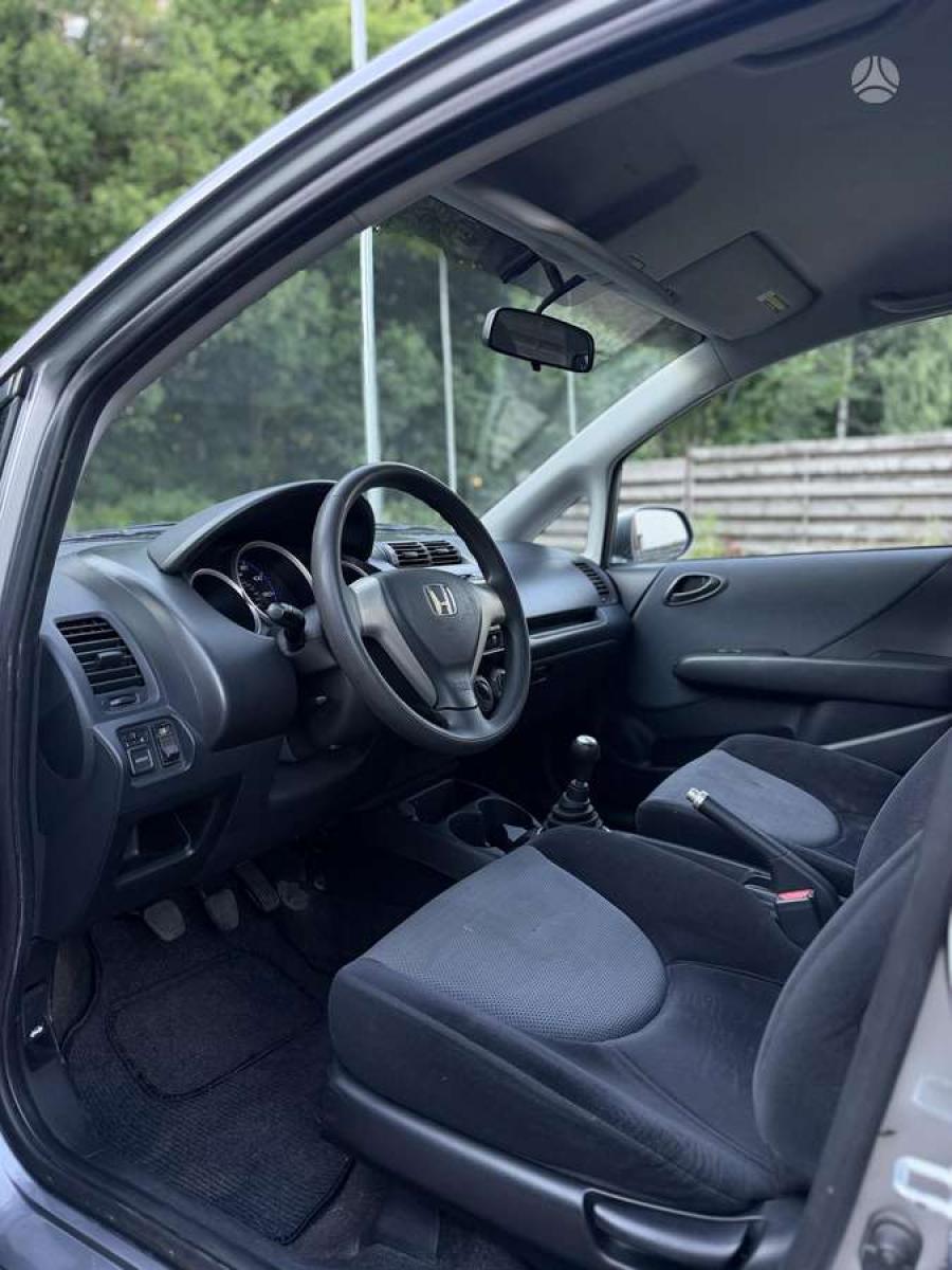 Pelēks Honda Jazz 2009 Viļņa, ar dzinēja tilpumu 1.50 L un nobraukumu 142 tūkst. km par 1950 €, foto 6 vietnē AUTOMOTO.COM.LV