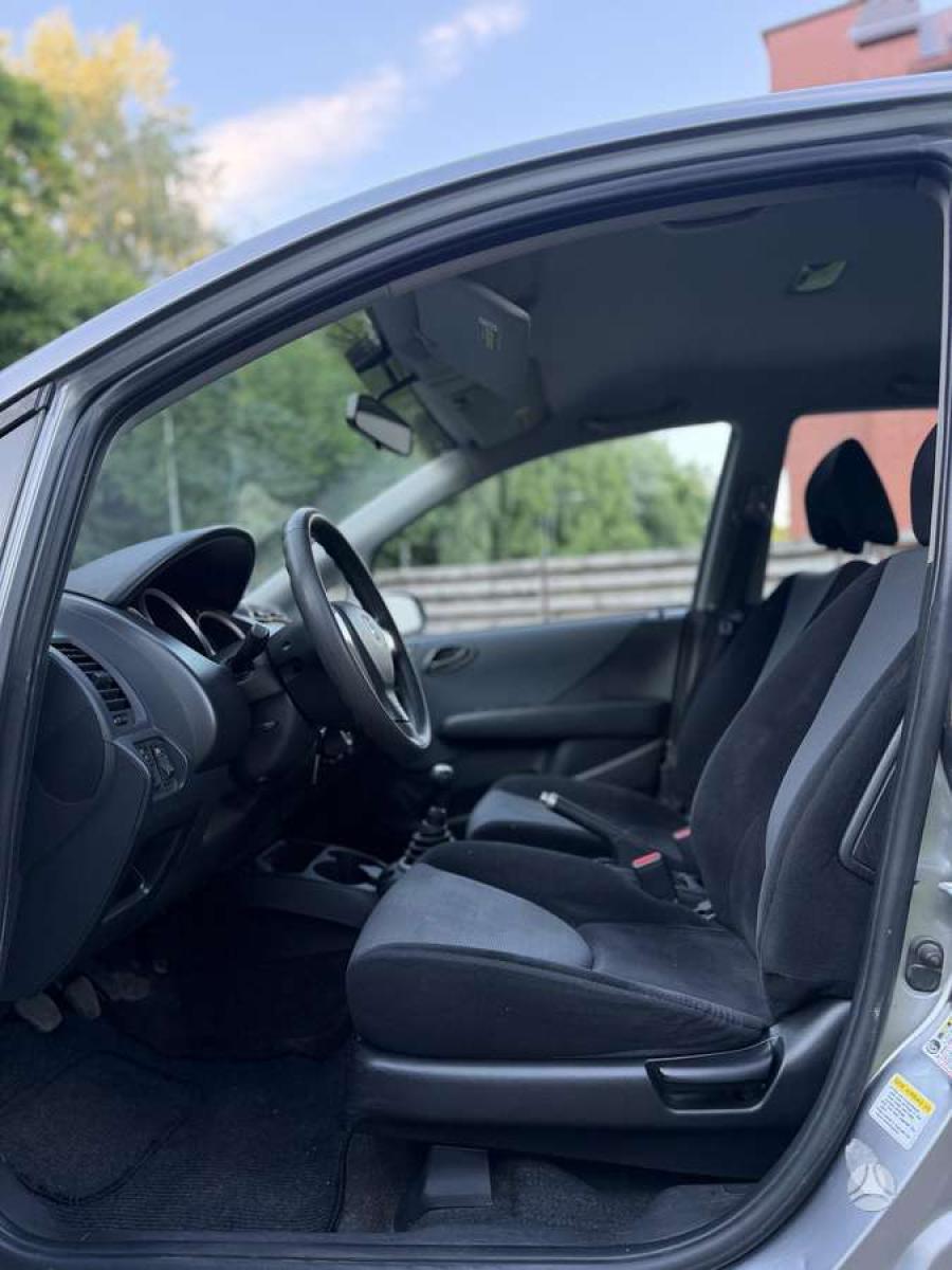Pelēks Honda Jazz 2009 Viļņa, ar dzinēja tilpumu 1.50 L un nobraukumu 142 tūkst. km par 1950 €, foto 7 vietnē AUTOMOTO.COM.LV