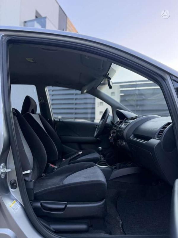 Pelēks Honda Jazz 2009 Viļņa, ar dzinēja tilpumu 1.50 L un nobraukumu 142 tūkst. km par 1950 €, foto 8 vietnē AUTOMOTO.COM.LV