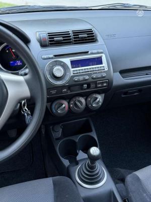 Pelēks Honda Jazz 2009 Viļņa, ar dzinēja tilpumu 1.50 L un nobraukumu 142 tūkst. km par 1950 €, foto 13 vietnē AUTOMOTO.COM.LV