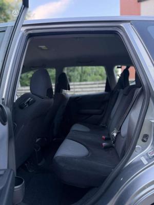 Pelēks Honda Jazz 2009 Viļņa, ar dzinēja tilpumu 1.50 L un nobraukumu 142 tūkst. km par 1950 €, foto 17 vietnē AUTOMOTO.COM.LV