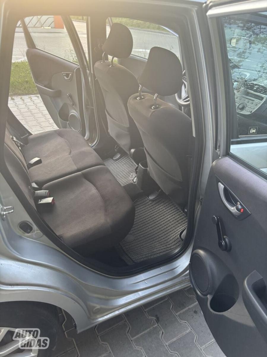 Pelēks Honda Jazz 2009 Viļņa, ar dzinēja tilpumu 1.30 L un nobraukumu 148 tūkst. km par 2350 €, foto 14 vietnē AUTOMOTO.COM.LV