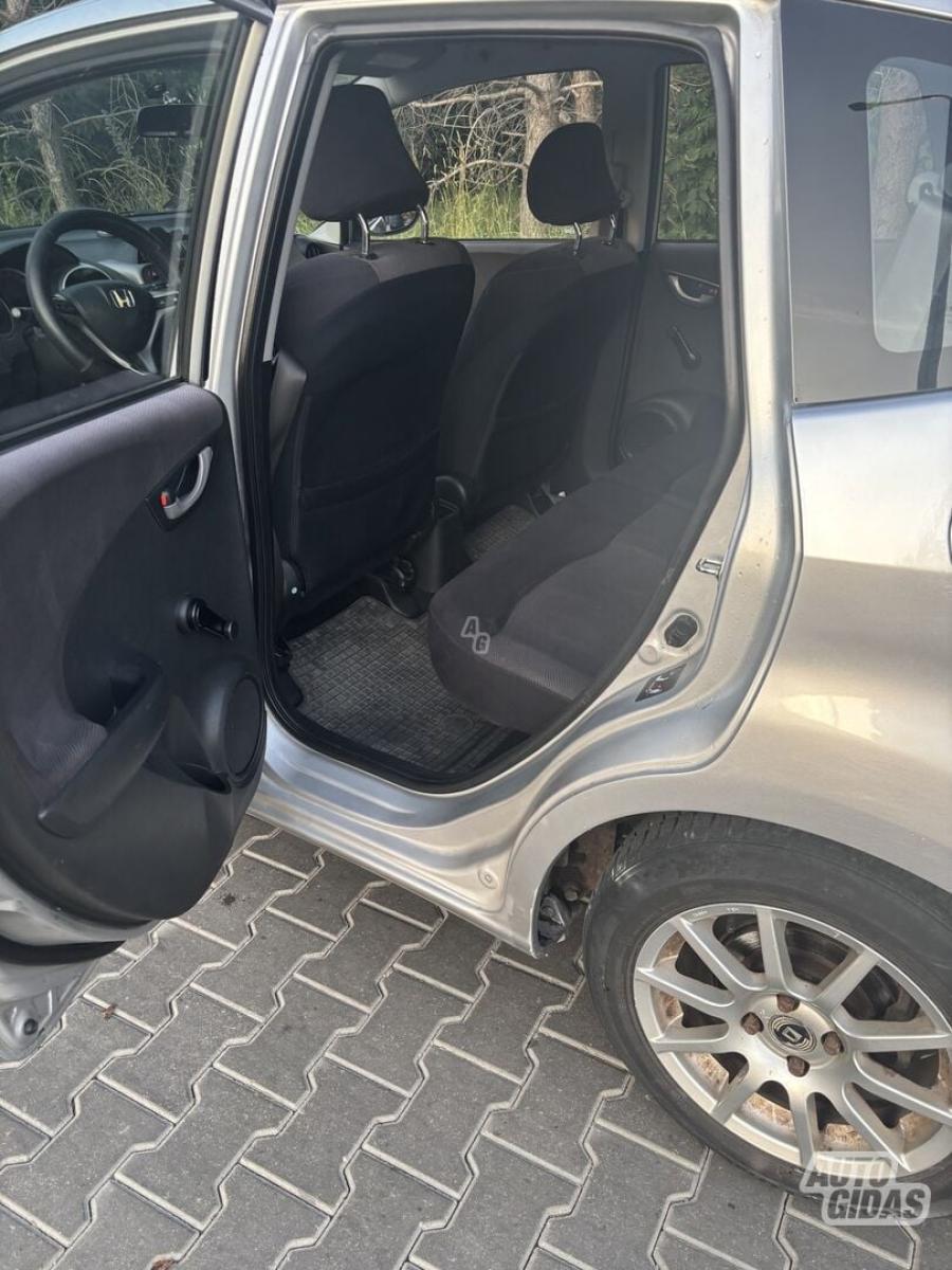 Pelēks Honda Jazz 2009 Viļņa, ar dzinēja tilpumu 1.30 L un nobraukumu 148 tūkst. km par 2350 €, foto 16 vietnē AUTOMOTO.COM.LV