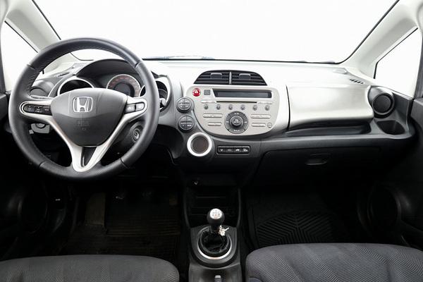 Grey Honda Jazz 2009 in Tallinn, with an engine capacity of 1.30 L and mileage of 156 thousand km for 1299 €, photo 5 on AUTOMOTO.COM.LV