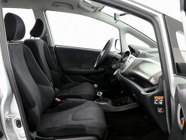 Grey Honda Jazz 2009 in Tallinn, with an engine capacity of 1.30 L and mileage of 156 thousand km for 1299 €, photo 6 on AUTOMOTO.COM.LV