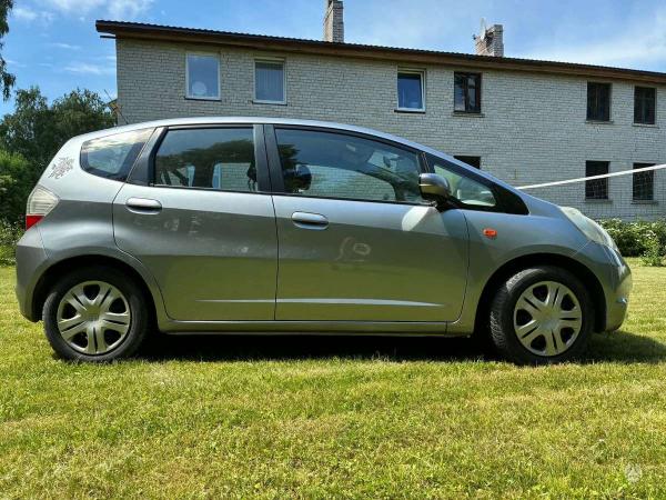 Grey Honda Jazz 2009 in Vilnius, with an engine capacity of 1.20 L and mileage of 236 thousand km for 1999 €, photo 5 on AUTOMOTO.COM.LV