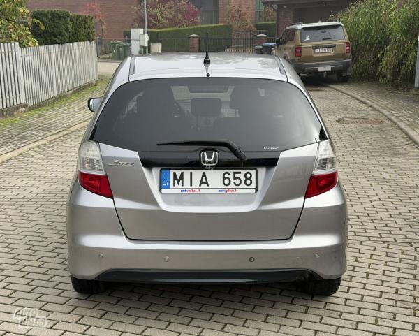 Honda Jazz 2010 Viļņa vietnē Pelēks Honda Jazz 2010 Viļņa, ar dzinēja tilpumu 1.30 L un nobraukumu 193 tūkst. km par 3450 €, foto 5 vietnē AUTOMOTO.COM.LV
