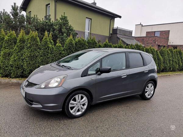 Grey Honda Jazz 2011 in Klaipeda, with an engine capacity of 1.60 L and mileage of 150 thousand km for 3950 €, photo 1 on AUTOMOTO.COM.LV