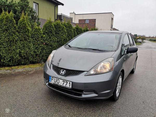 Grey Honda Jazz 2011 in Klaipeda, with an engine capacity of 1.60 L and mileage of 150 thousand km for 3950 €, photo 6 on AUTOMOTO.COM.LV