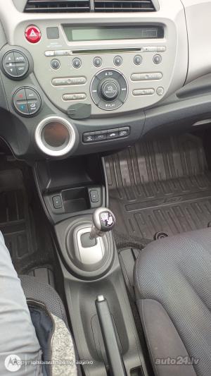 Pelēks Honda Jazz 2011 Kerdla, ar dzinēja tilpumu 1.30 L un nobraukumu 118 tūkst. km par 5000 €, foto 7 vietnē AUTOMOTO.COM.LV