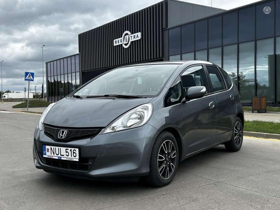 Grey Honda Jazz 2011 in Siauliai, with an engine capacity of 1.30 L and mileage of 62 thousand km for 3250 €, photo 3 on AUTOMOTO.COM.LV