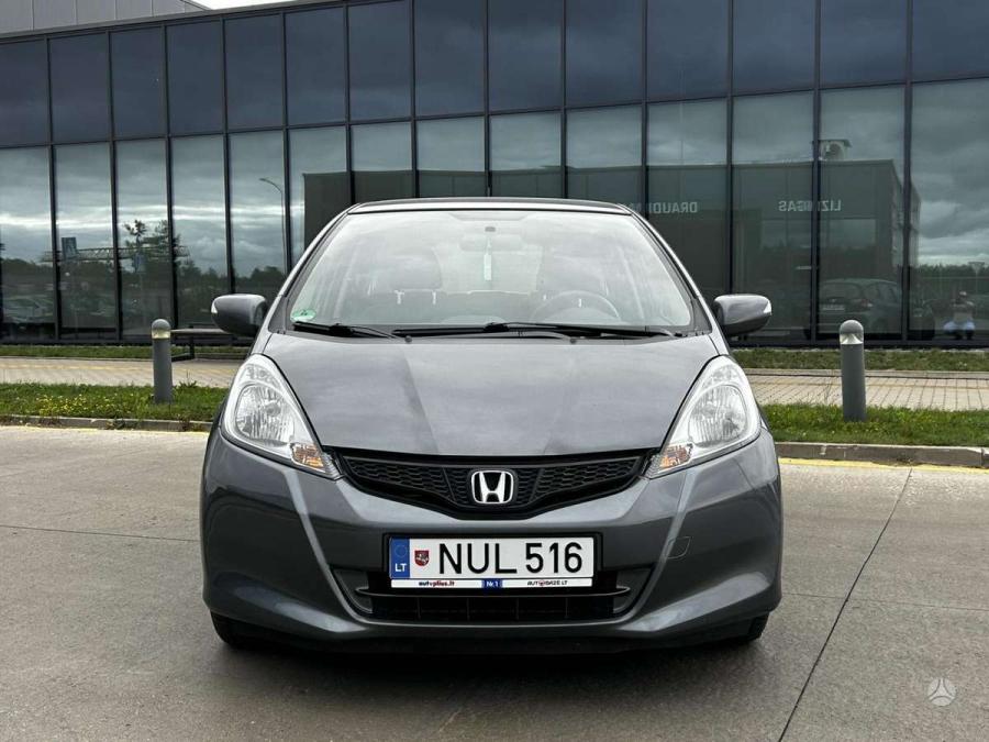 Grey Honda Jazz 2011 in Siauliai, with an engine capacity of 1.30 L and mileage of 62 thousand km for 3250 €, photo 4 on AUTOMOTO.COM.LV