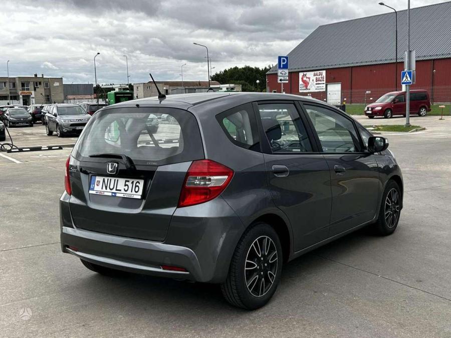 Grey Honda Jazz 2011 in Siauliai, with an engine capacity of 1.30 L and mileage of 62 thousand km for 3250 €, photo 5 on AUTOMOTO.COM.LV