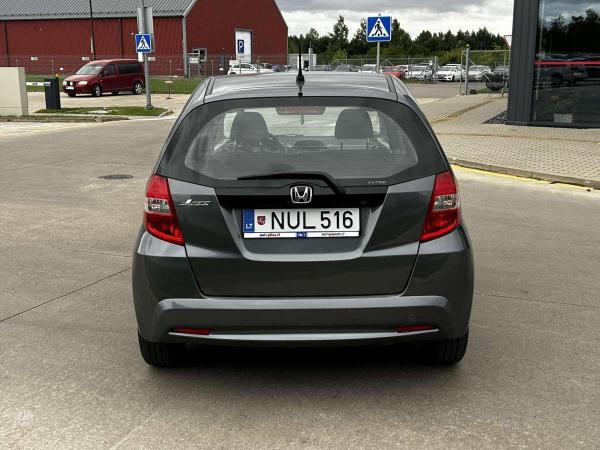 Grey Honda Jazz 2011 in Siauliai, with an engine capacity of 1.30 L and mileage of 62 thousand km for 3250 €, photo 6 on AUTOMOTO.COM.LV