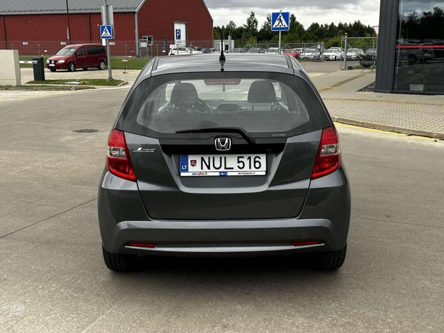 Grey Honda Jazz 2011 in Siauliai, with an engine capacity of 1.30 L and mileage of 62 thousand km for 3250 €, photo 7 on AUTOMOTO.COM.LV