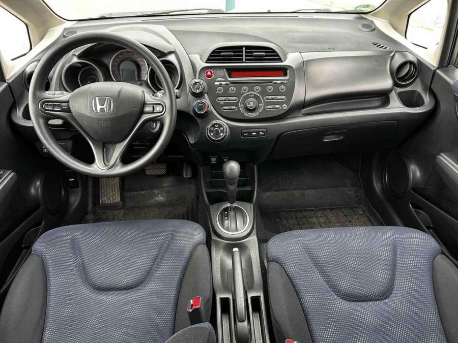 Grey Honda Jazz 2011 in Siauliai, with an engine capacity of 1.30 L and mileage of 62 thousand km for 3250 €, photo 11 on AUTOMOTO.COM.LV