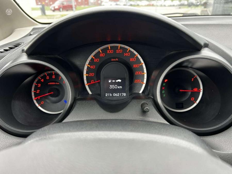 Grey Honda Jazz 2011 in Siauliai, with an engine capacity of 1.30 L and mileage of 62 thousand km for 3250 €, photo 13 on AUTOMOTO.COM.LV