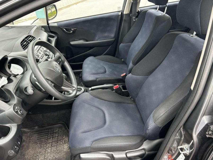 Grey Honda Jazz 2011 in Siauliai, with an engine capacity of 1.30 L and mileage of 62 thousand km for 3250 €, photo 14 on AUTOMOTO.COM.LV