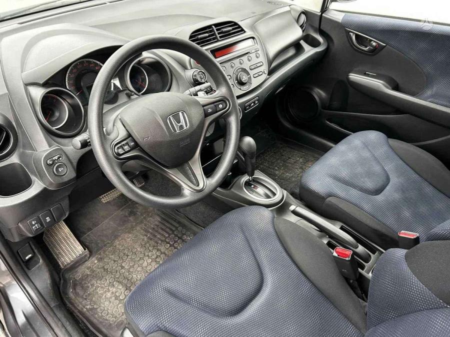 Grey Honda Jazz 2011 in Siauliai, with an engine capacity of 1.30 L and mileage of 62 thousand km for 3250 €, photo 15 on AUTOMOTO.COM.LV