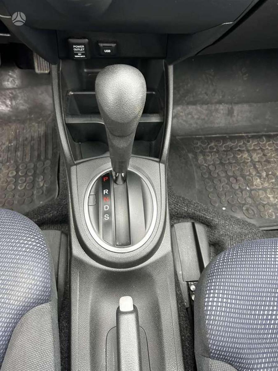 Grey Honda Jazz 2011 in Siauliai, with an engine capacity of 1.30 L and mileage of 62 thousand km for 3250 €, photo 16 on AUTOMOTO.COM.LV