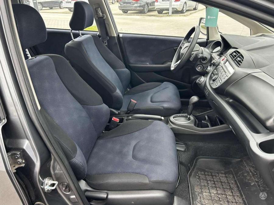 Grey Honda Jazz 2011 in Siauliai, with an engine capacity of 1.30 L and mileage of 62 thousand km for 3250 €, photo 18 on AUTOMOTO.COM.LV