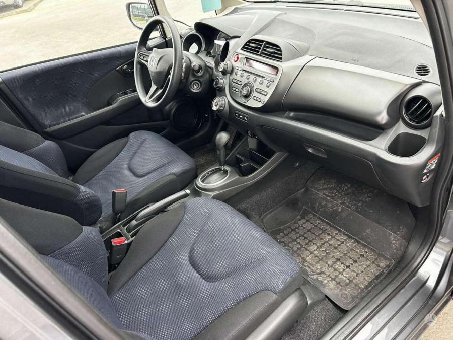 Grey Honda Jazz 2011 in Siauliai, with an engine capacity of 1.30 L and mileage of 62 thousand km for 3250 €, photo 19 on AUTOMOTO.COM.LV