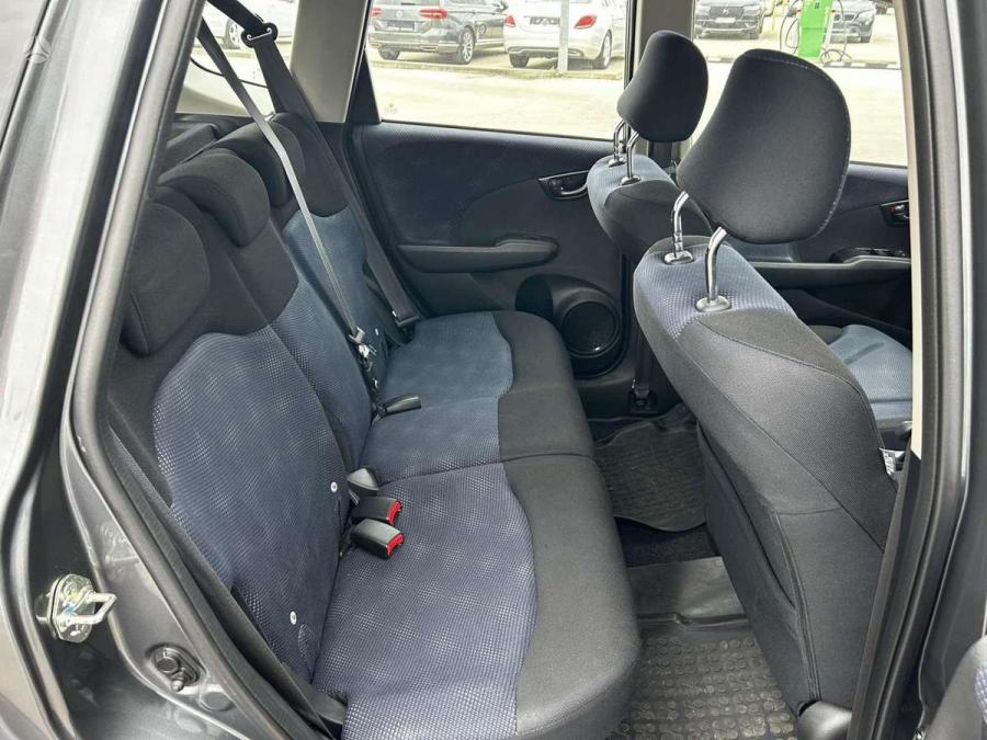 Grey Honda Jazz 2011 in Siauliai, with an engine capacity of 1.30 L and mileage of 62 thousand km for 3250 €, photo 20 on AUTOMOTO.COM.LV