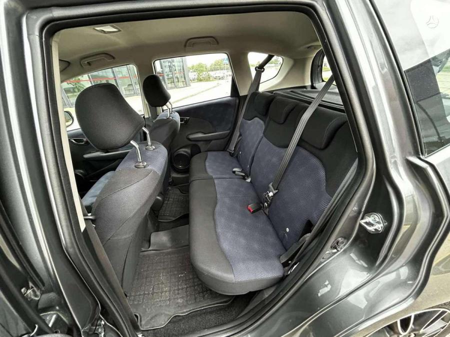 Grey Honda Jazz 2011 in Siauliai, with an engine capacity of 1.30 L and mileage of 62 thousand km for 3250 €, photo 21 on AUTOMOTO.COM.LV